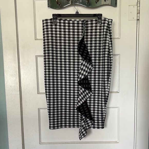 VENUS | Skirts | Venus Black And White Pencil Skirt With Ruffle Size L ...
